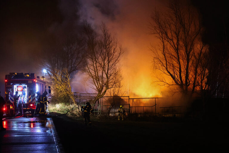 Grote brand verwoest gebouw aan Hofweg in Rotterdam - Planetzone Media