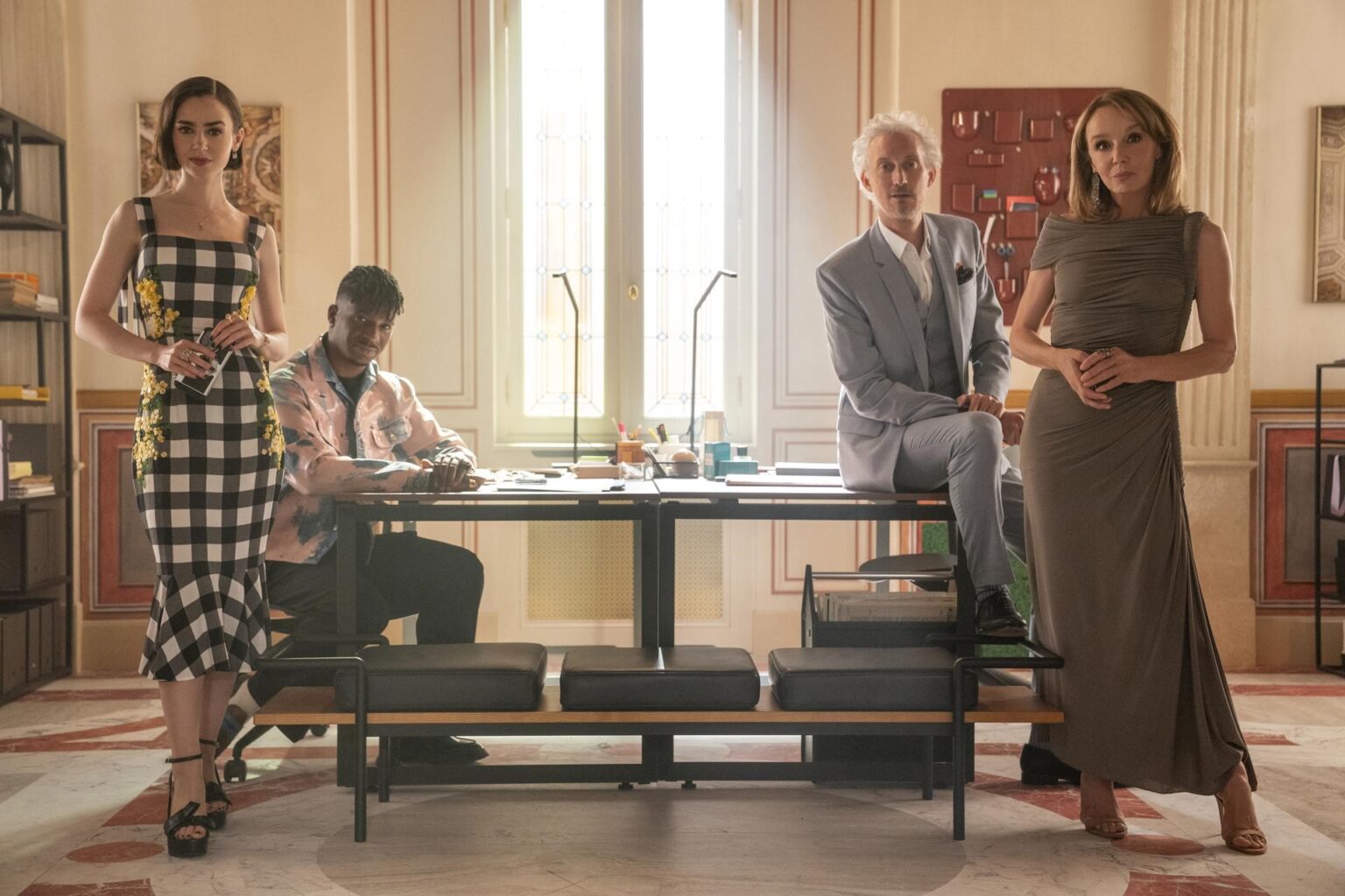 Netflix deelt officiële trailer van het vijfde seizoen van Emily in ...